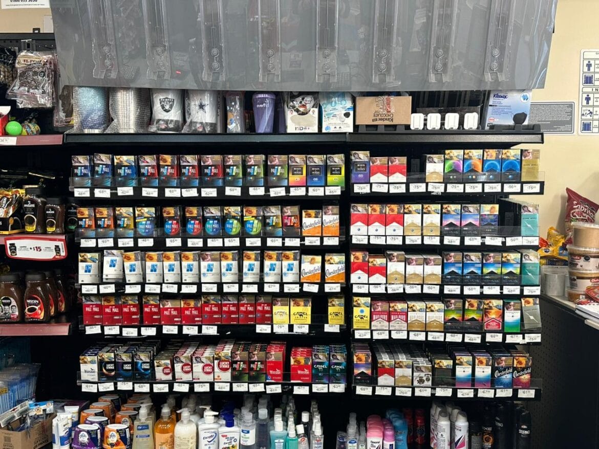 Gana Oxxo; cigarros vuelven a exhibición - Sergio Valle